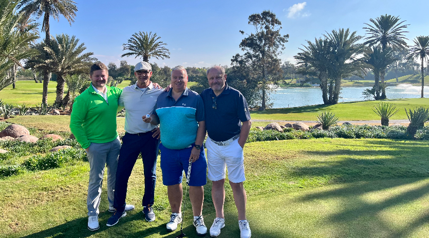 Ein weit gereister Logo-Ball im Rough | Golf & Business – Magazin